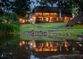 Fachada do alojamento (tarde/noite)