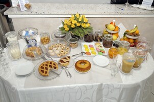 Café da manhã com buffet grátis todos os dias
