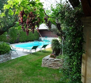 Piscina externa sazonal, funciona das 9h30 às 18h30, espreguiçadeiras