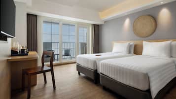 Quarto Deluxe | Roupa de alta qualidade, minibar, cofre no quarto, secretária