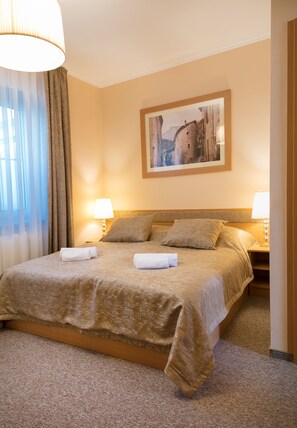 Quarto solteiro premium, 1 cama Queen, para não fumantes | Frigobar, cofres nos quartos, cortinas blackout