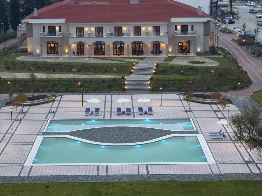 Piscina exterior sazonal, da(s) 9:00 à(s) 20:00, guarda-sóis