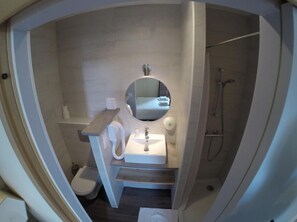 Quarto casal, 1 cama de casal | Banheiro | Chuveiro, chuveiro com efeito de chuva, produtos de toalete grátis 