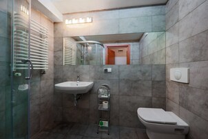 Quarto Deluxe, vista para a montanha | Casa de banho | Um polibã, um secador de cabelo, toalhas fornecidas, sabão 