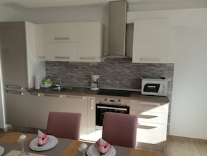 Apartamento | Cozinha privada | Geladeira, micro-ondas, fogão, cooktop