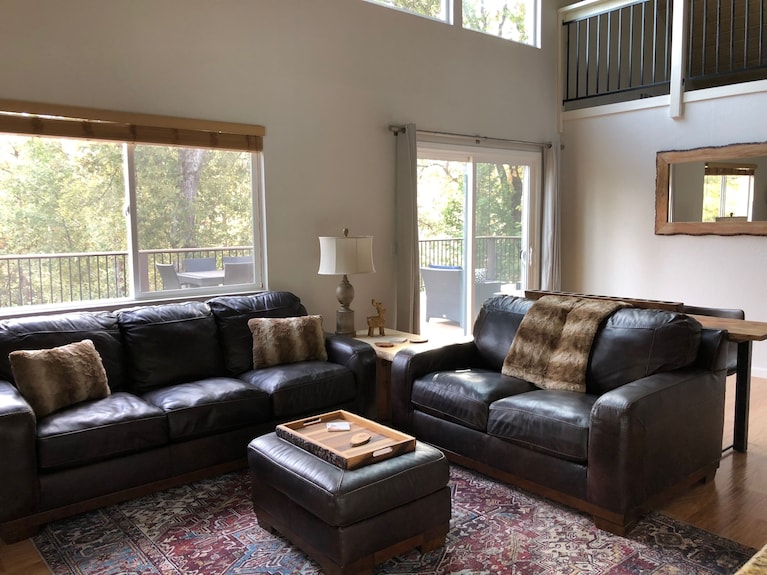 Vaulted Ceiling Cabin, Expansive Deck & Private Hot Tub Near Yosemite - California