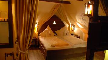 Quarto casal, 1 cama King, para não fumantes, vista parcial para o lago | 1 quarto, frigobar, cofres nos quartos, escrivaninha