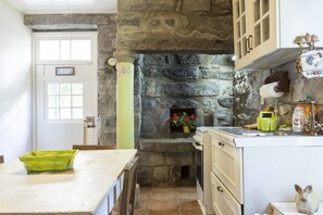 Geladeira grande, micro-ondas, fogão, cooktop
