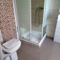 Quarto Duplo ou Twin, casa de banho privativa | Casa de banho | Um polibã, um secador de cabelo, um bidé, toalhas fornecidas