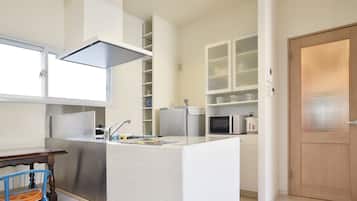 Apartamento família, 2 quartos, para não fumantes, banheira | Cozinha americana privada | Geladeira, micro-ondas, cooktop, cafeteira/chaleira