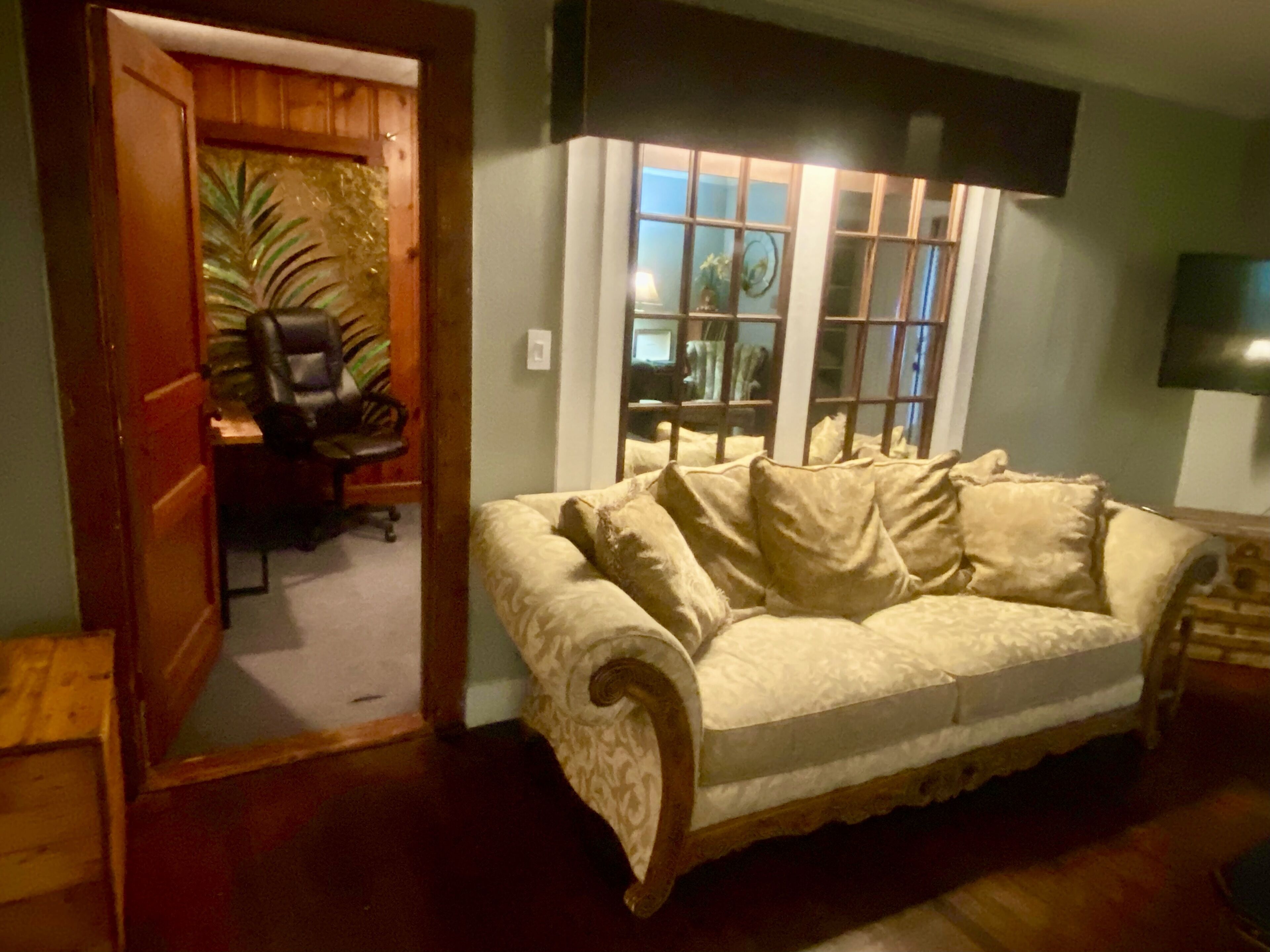 Birdhouse Guesthouse & Gardens.  Elegant Home With Outdoor Seating & Trees - Lafayette, LA