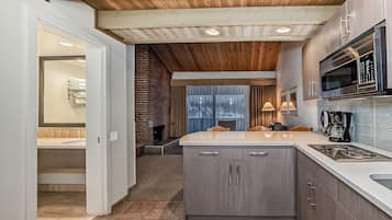 Suíte, 2 quartos | Cozinha privada | Geladeira, cafeteira/chaleira, chaleira elétrica