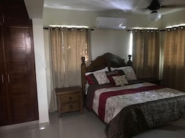 2 quartos, cortinas/cortinados opacos, ferro/tábua de engomar