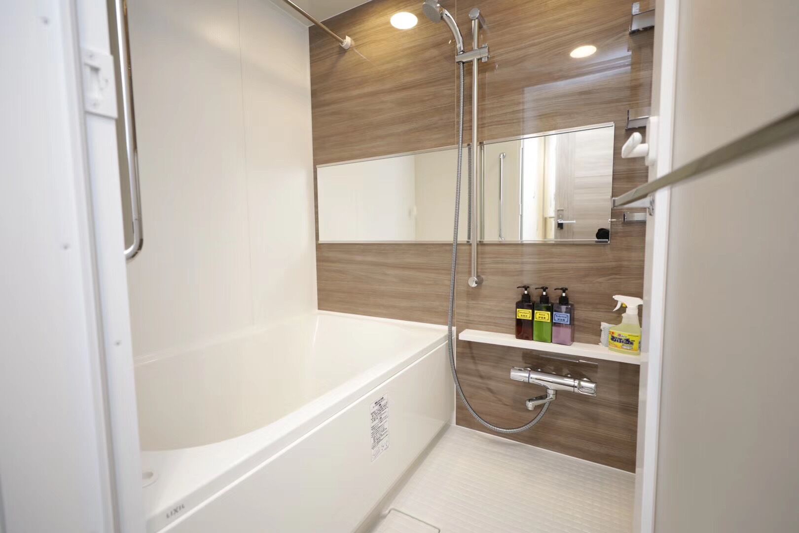 Quarto Quádruplo Deluxe | Casa de banho | Um polibã e uma banheira separados, um chuveiro de hidromassagem 
