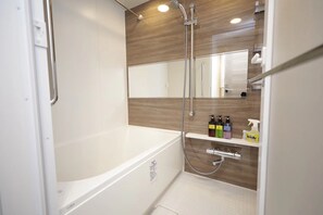 Quarto Quádruplo Deluxe | Casa de banho | Um polibã e uma banheira separados, um chuveiro de hidromassagem 