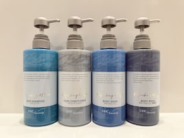 Quatro frascos de produtos para o cabelo.