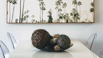 Apartamento Deluxe, 1 quarto | Refeições no quarto