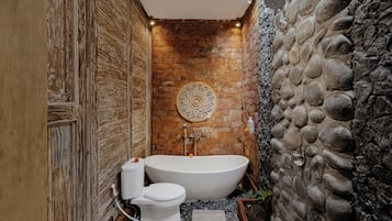 Villa Clássica, 1 quarto | Casa de banho | Um polibã e uma banheira separados, uma banheira de imersão total