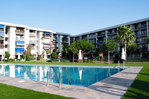 Piscina externa, funciona das 9h às 22h, guarda-sóis