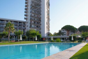 Piscina externa, funciona das 9h às 22h, guarda-sóis