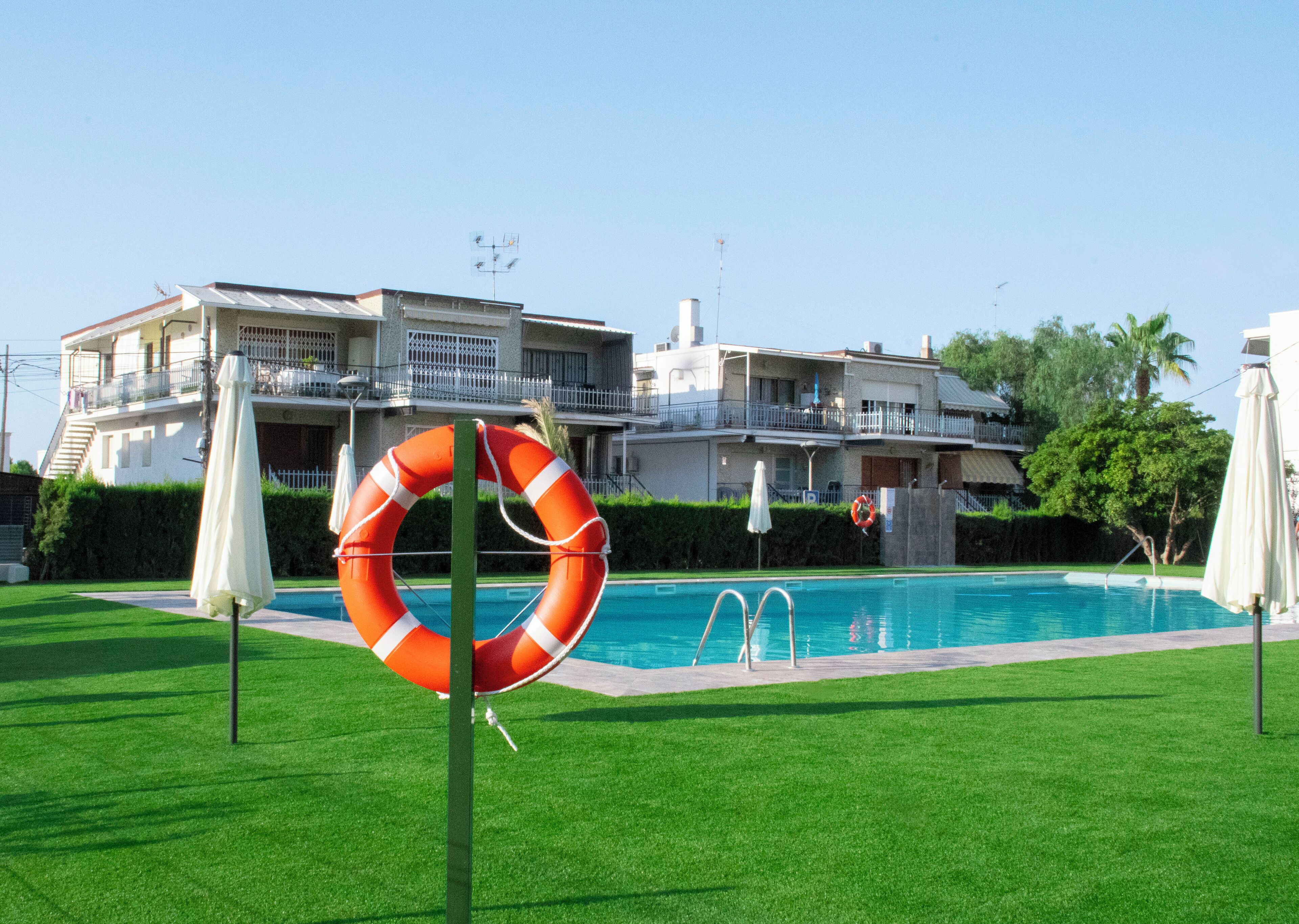 Piscina externa, funciona das 9h às 22h, guarda-sóis
