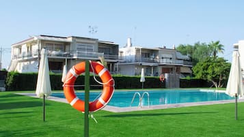 Piscina externa, funciona das 9h às 22h, guarda-sóis