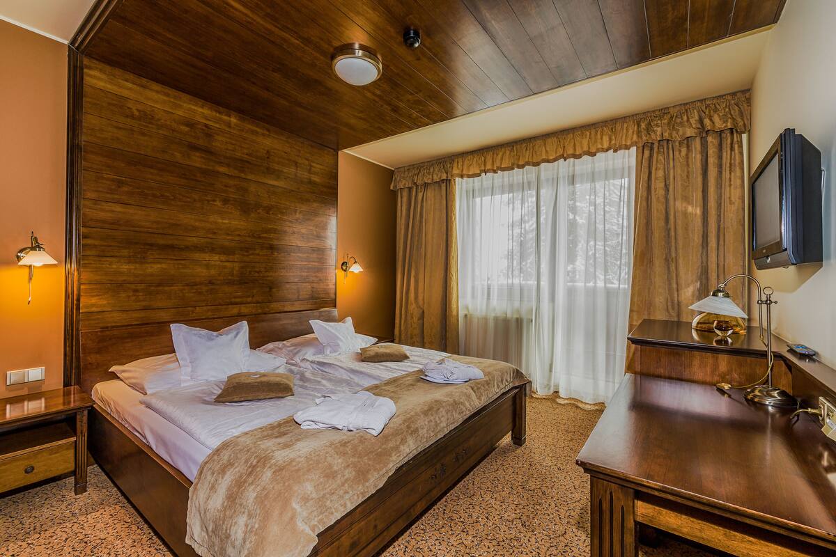 Quarto Clássico com Cama de Casal | Minibar, cofre no quarto, secretária, cortinas/cortinados opacos