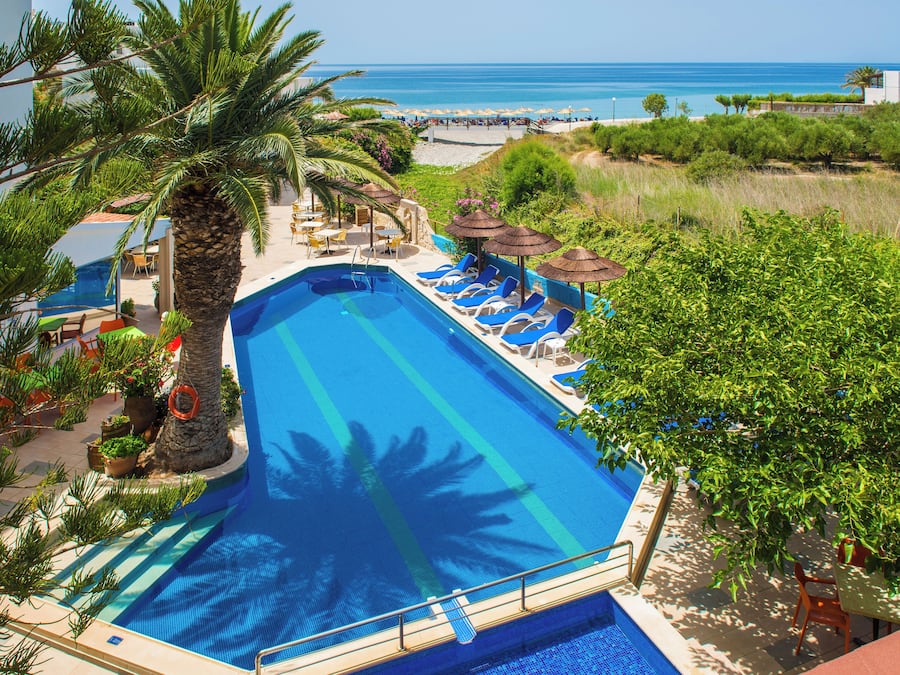 2 piscinas exteriores, guarda-sóis, espreguiçadeiras