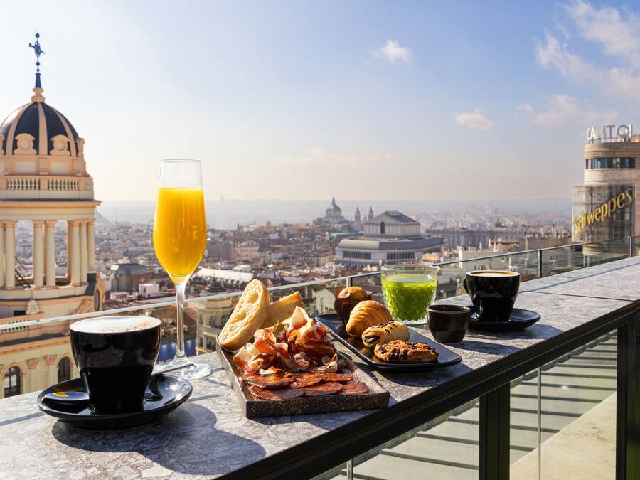 Café da manhã com buffet todos os dias (EUR 20 por pessoa)