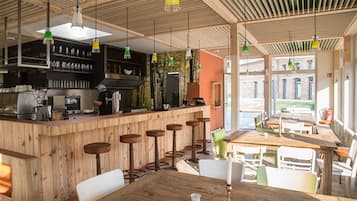 Pequeno-almoço tipo buffet diário (10 EUR por pessoa)