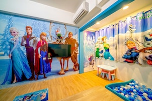 Quarto Quádruplo Romântico | Com decoração personalizada, com mobília individualizada, secretária