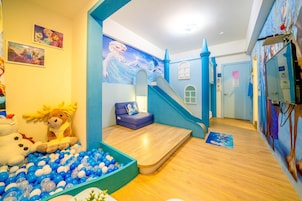 Quarto Quádruplo Romântico | Com decoração personalizada, com mobília individualizada, secretária