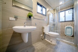 Quarto Quádruplo Design | Casa de banho | Um polibã, artigos de higiene pessoal grátis, um secador de cabelo