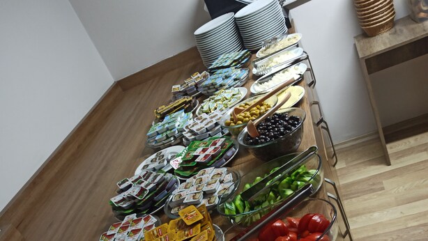 Uma mesa de buffet com diversos alimentos e acompanhamentos.