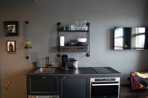 Estúdio (Single) | Cozinha privada | Um frigorífico, um micro-ondas, um forno, uma placa de cozinha 