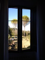 Quarto casal, banheiro privativo | Vista para o jardim