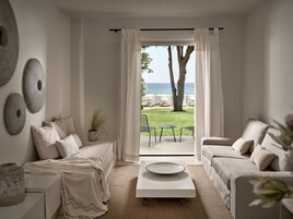 Suíte sênior, vista para o mar | 1 quarto, cofres nos quartos, Wi-Fi de cortesia, roupa de cama
