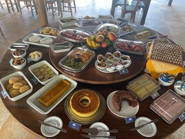 Café da manhã com buffet grátis todos os dias