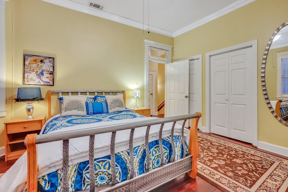 Groovy, Historic, Artist's Downtown Victorian Bungalow Near Forsyth Park, ❤️ Dogs - Savannah, GA