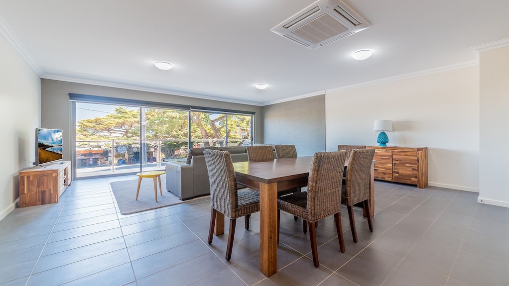 Unit 2-83 Thompson Avenue, Cowes, Spacious 2 Bedroom Unit, Includes Linen. - Phillip Island