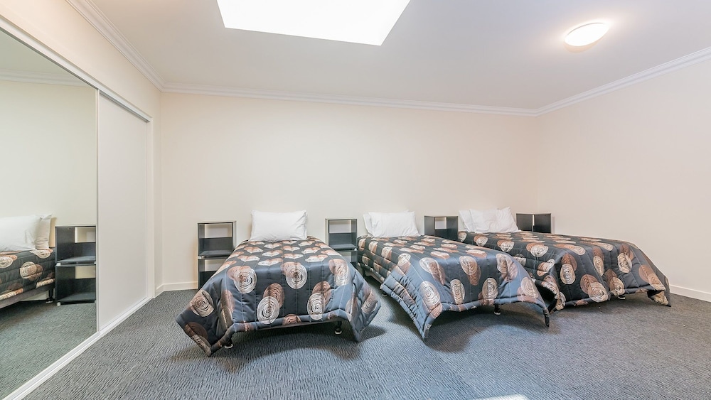 Unit 1-83 Thompson Ave, Spacious Unit In Main Street, Includes Linen. - Phillip Island