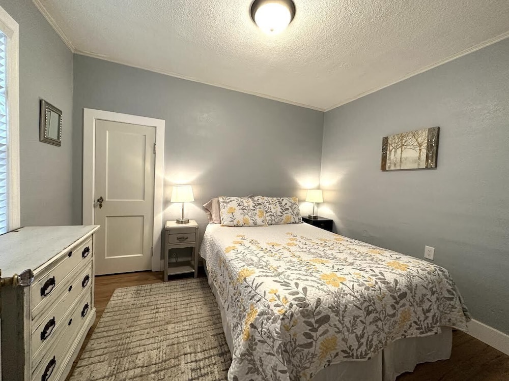 Charming Farmhouse Near Downtown - Salem, OR