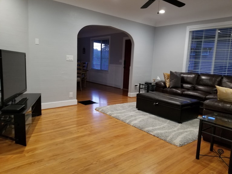 Charming Farmhouse Near Downtown - Salem, OR