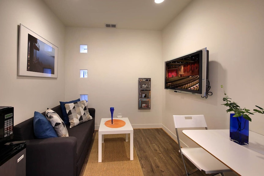 Contemporary Sleek 1 Bedroom Apt W/private Patio On A Hillside Neighborhood - Los Angeles, CA