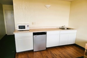 Minifrigorífico, um micro-ondas