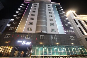 Fachada da propriedade à noite