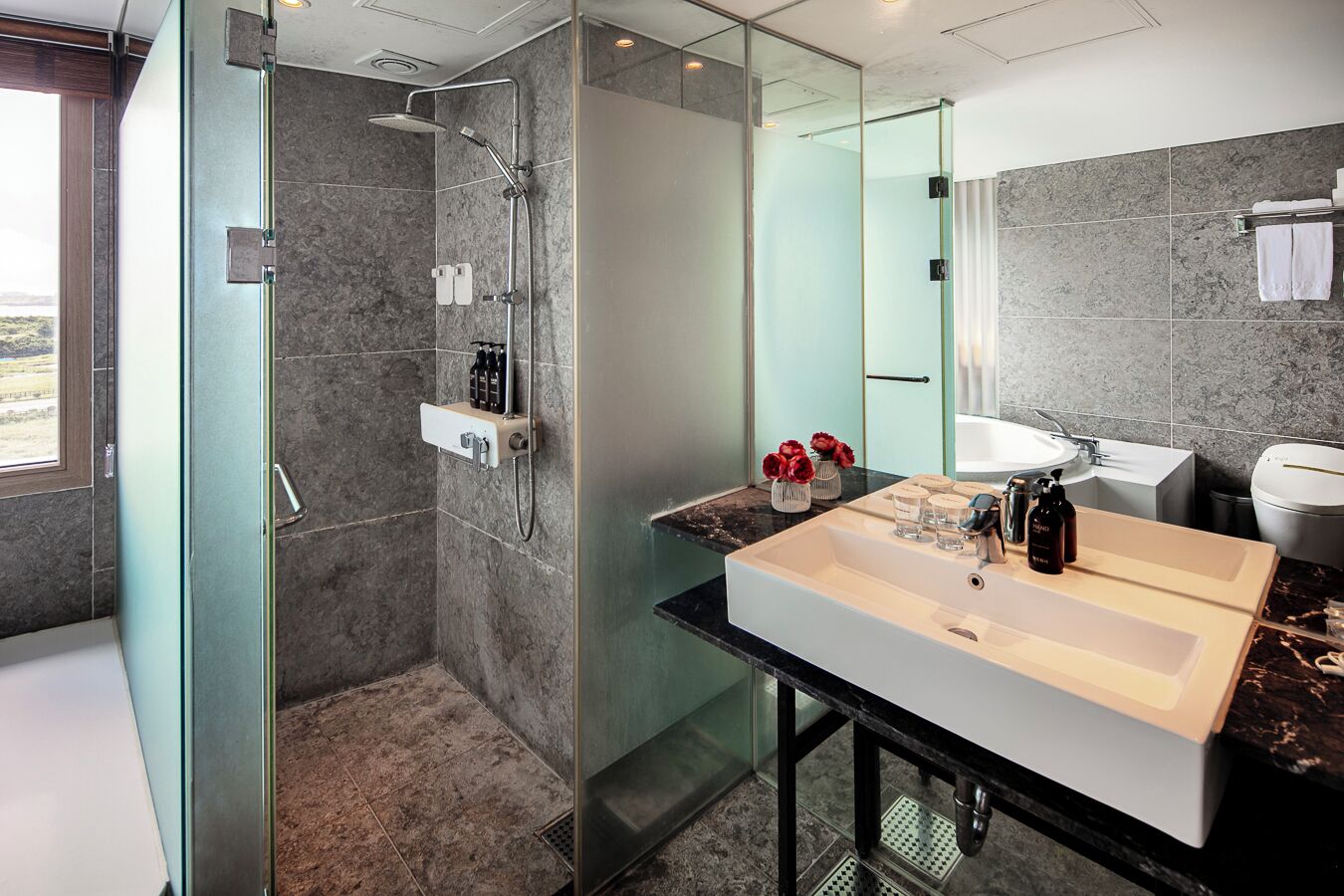 Quarto premier, 1 cama King, banheira de hidromassagem, vista para a cidade | Banheiro | Chuveiro, secador de cabelo, chinelos, bidê