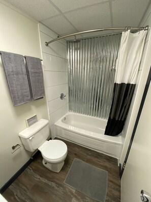 Quarto, 1 cama Queen | Banheiro | Chuveiro, chuveiro com efeito de chuva, toalhas de banho, sabonete