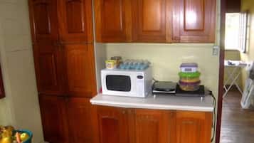 Um frigorífico no espaço comum, um micro-ondas no espaço comum