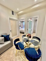 Luxury Apartment, Multiple Beds, Non Smoking (Newly Renovated) | Individualmente mobiliados, ferros/tábuas de passar roupa
